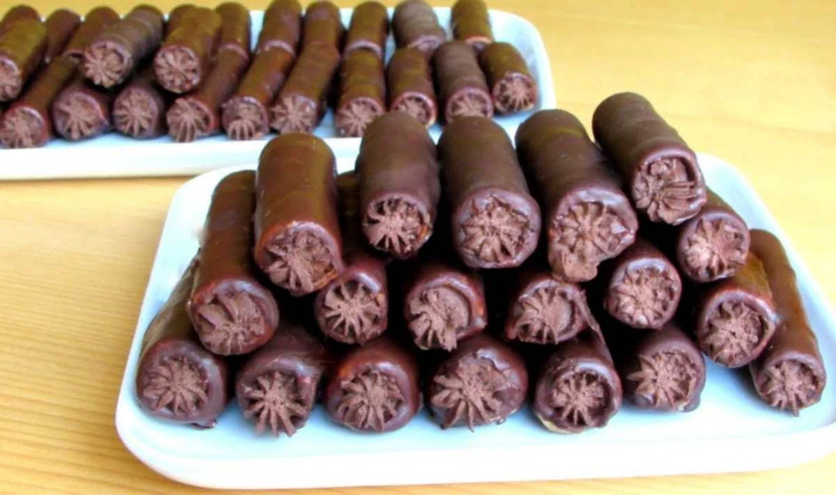 The best chocolate wafer rolls filled with Parisian whipped cream - Top ...